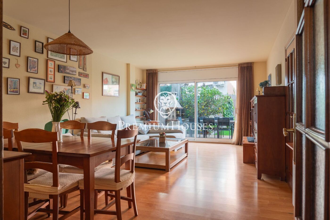 Casa de 240 m² con piscina en venta en Vilanova i la Geltrú | Premium Houses